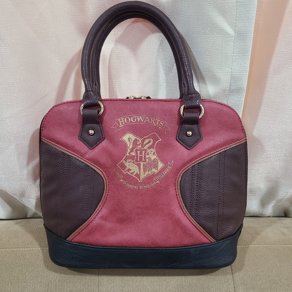 Warner Bros. | Bags | Harry Potter Gold Hogwarts Crest Print Hand Bag ...